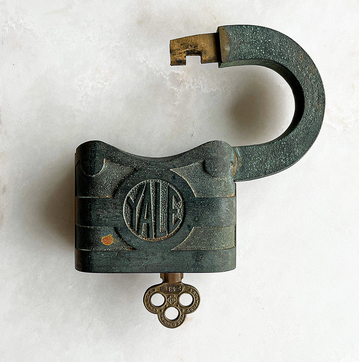 A Large Vintage Yale Brass Padlock - IntoVintage.co.uk – Intovintage.co.uk